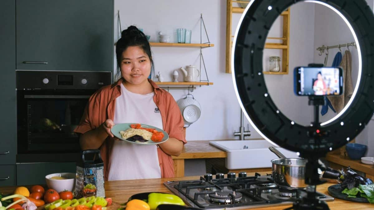Becoming a Food Influencer: A Comprehensive Guide to Sharing Your ...